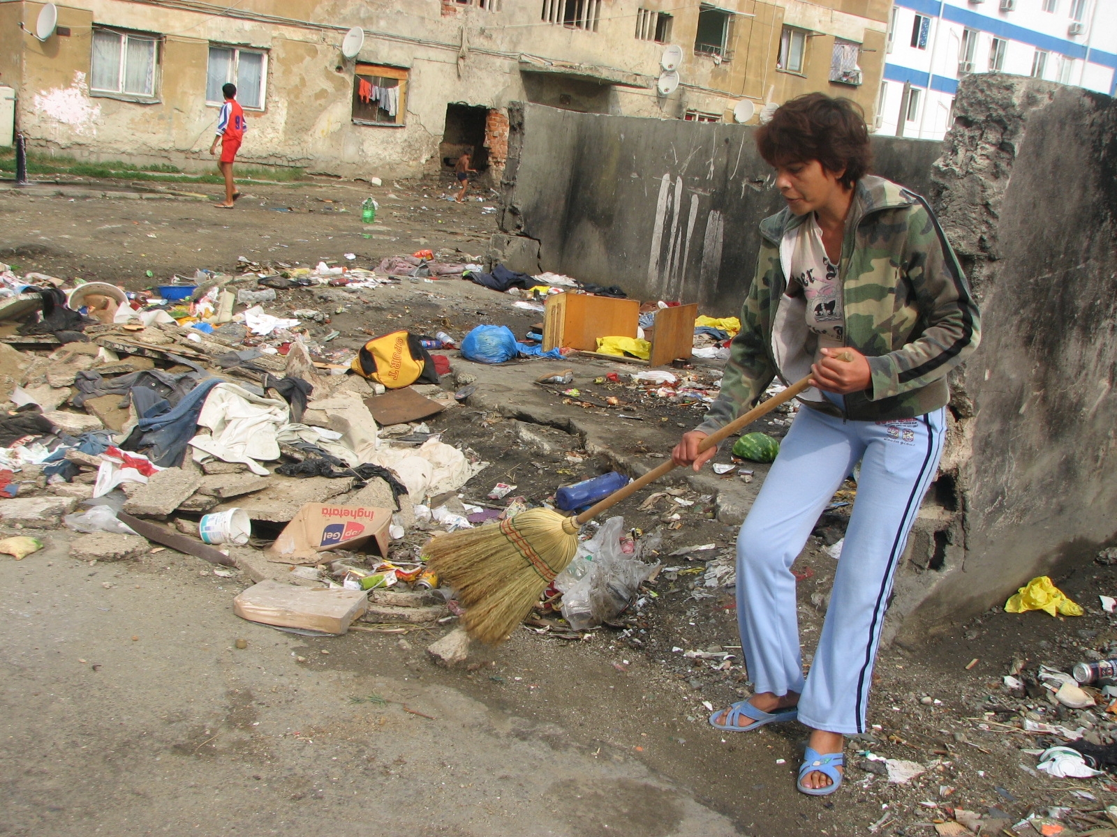 Orșova: Pompierii, chemați la un container de gunoi în flăcări