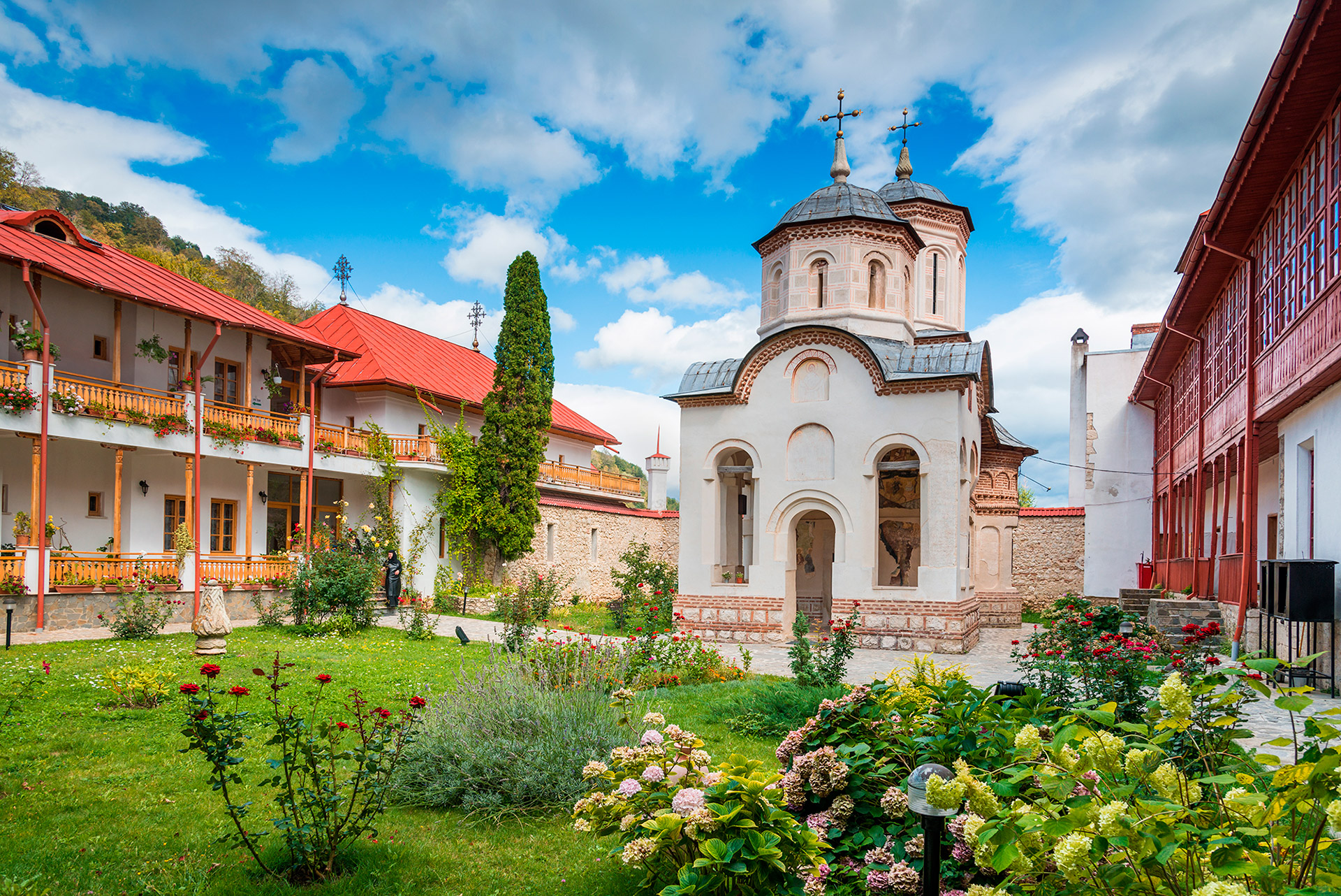 Vâlcea și cele două „Meteore”, sfintele mănăstiri Arnota şi Vârful Romani