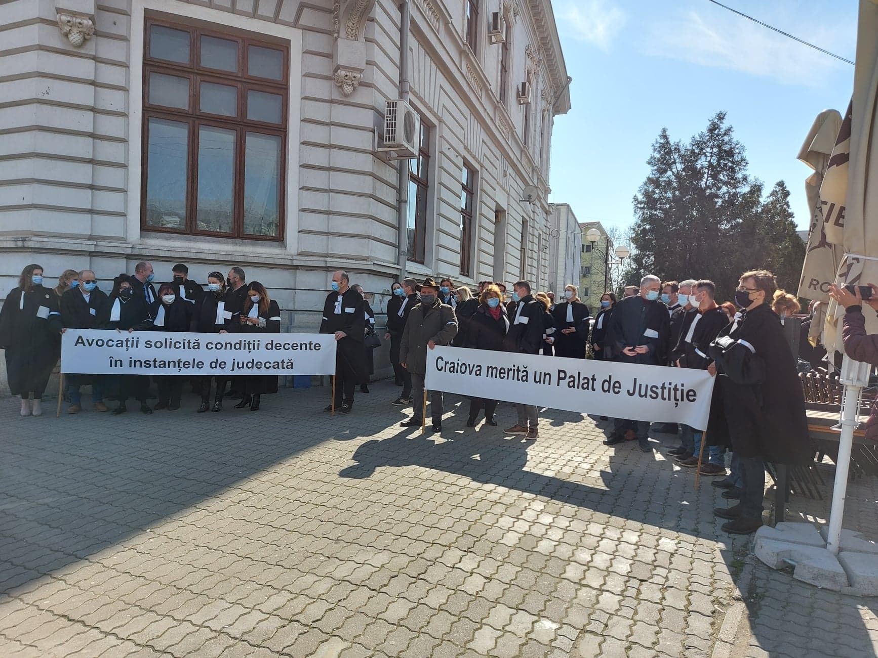 Avocații din cadrul Baroului Dolj au protestat pentru Palatul de ...