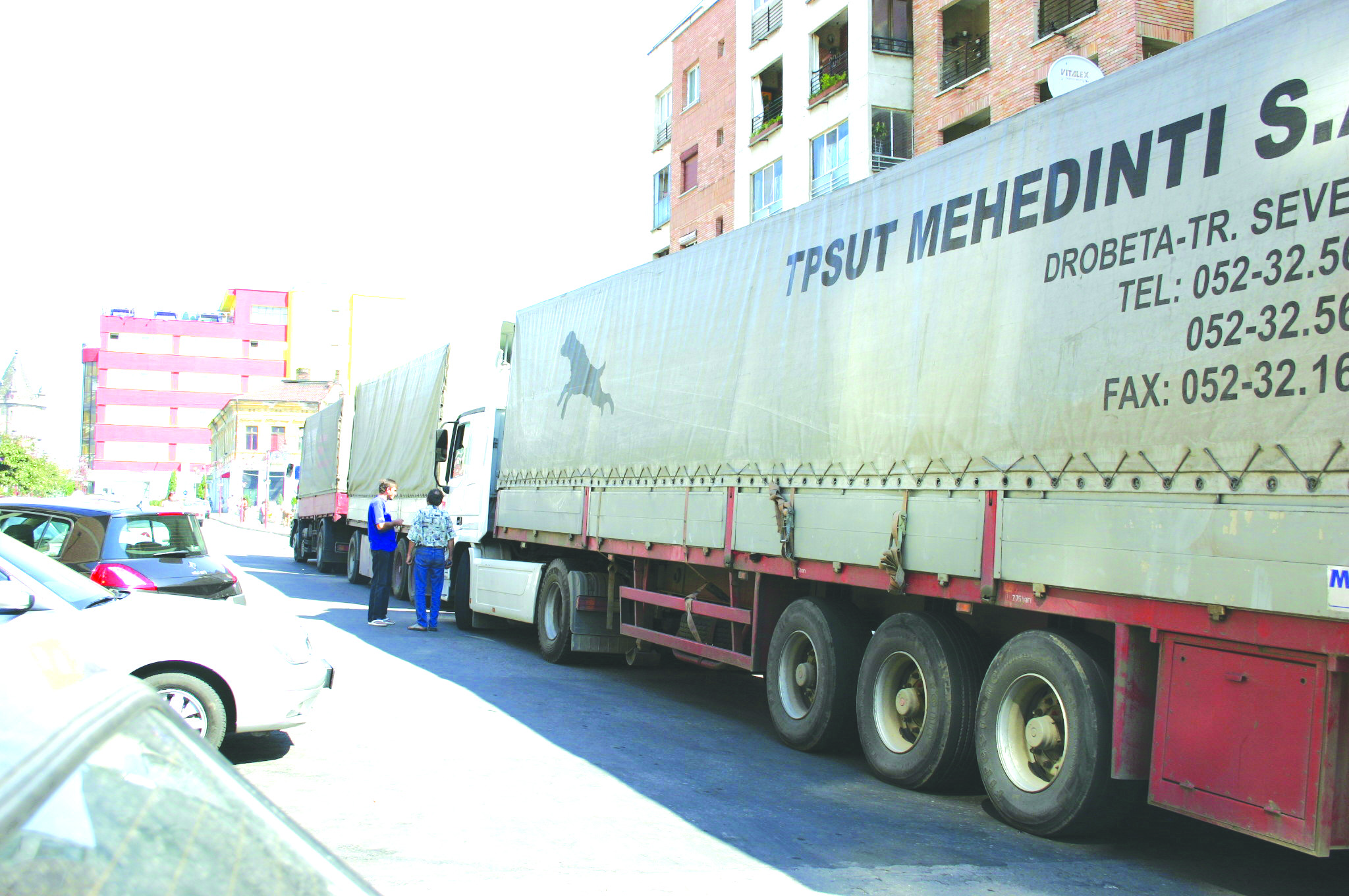 Mehedinți: Hoți care furau din TIR-uri, prinși și încătușați de poliție ...