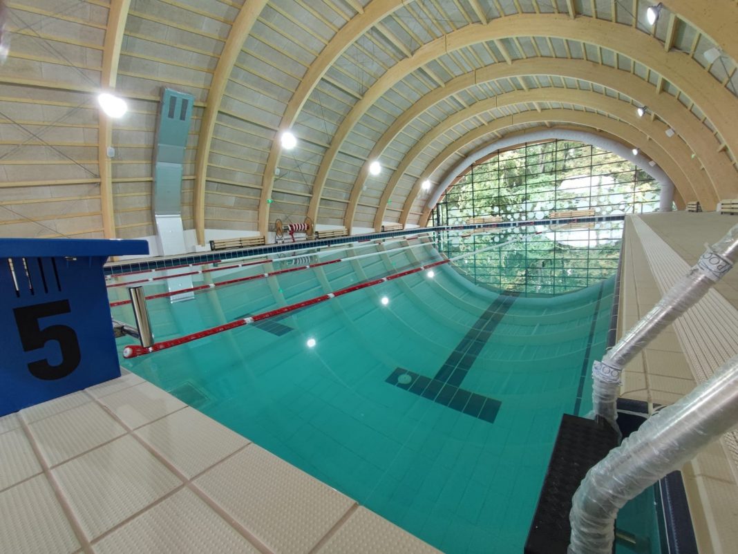 Edilul din Târgu Jiu se laudă cu noul bazin de înot și îl așteaptă pe ...