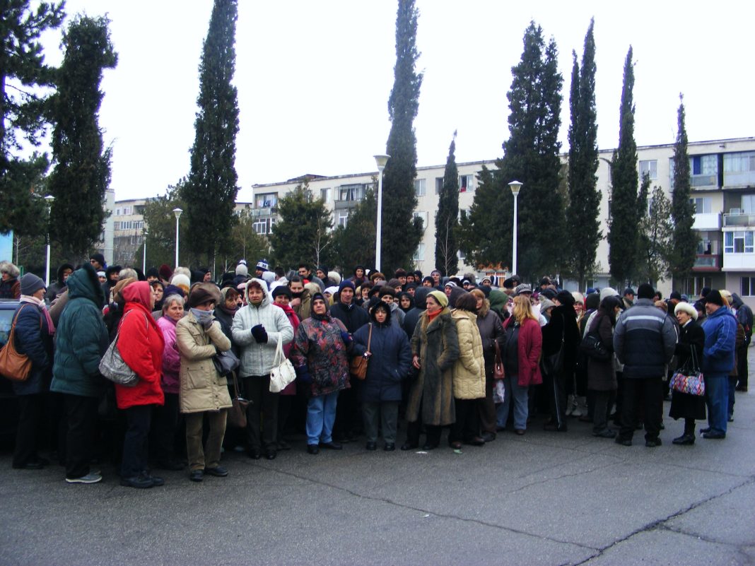 Au dat de lucru la oameni
