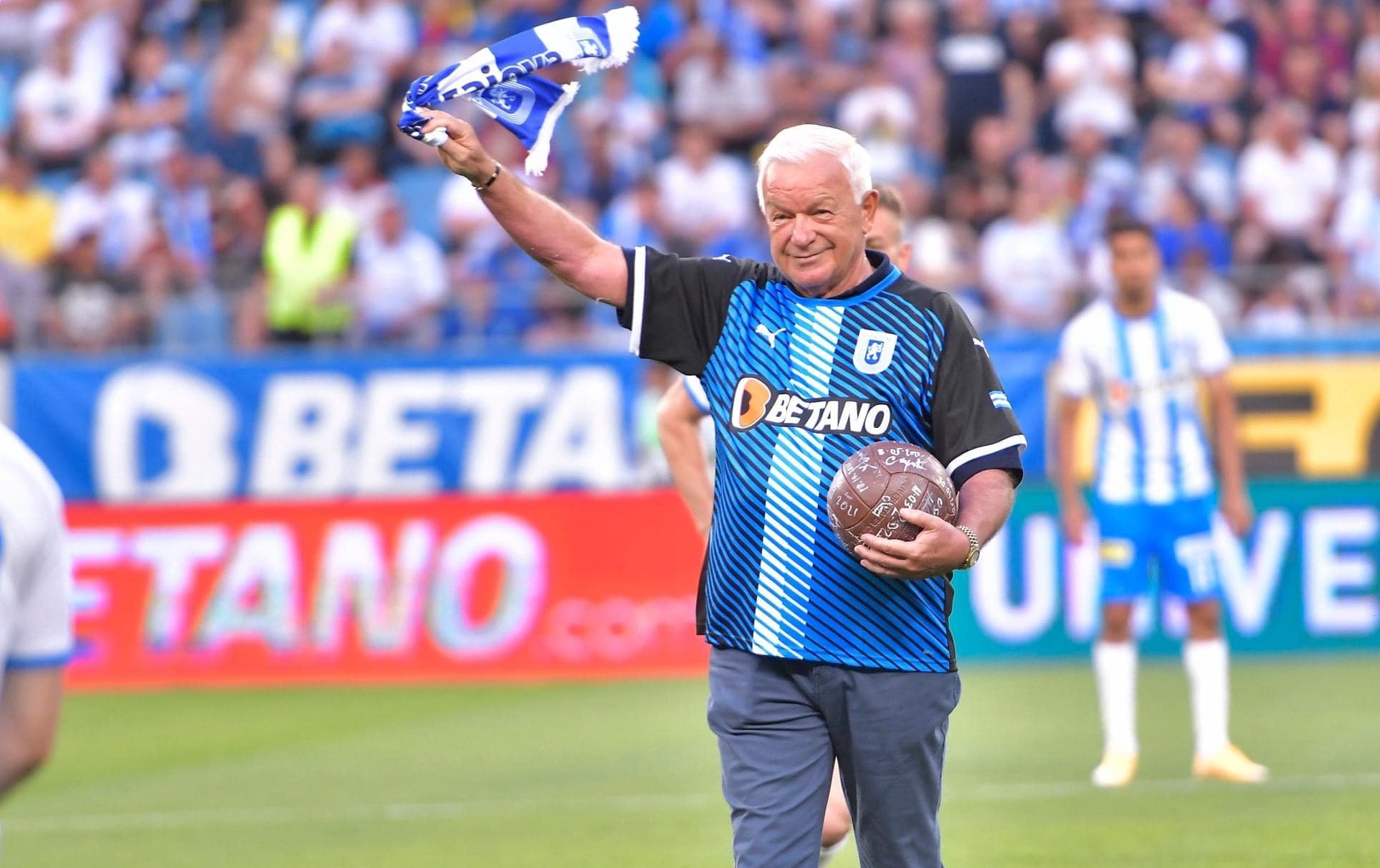 Șapte foști fotbaliști ai Universității Craiova devin cetățeni de ...