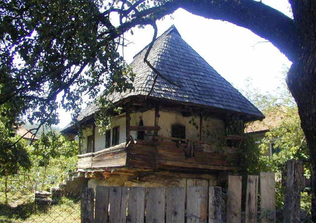 Casa țărănească de lemn din Călimănești, adusă în domeniul public. Va ...