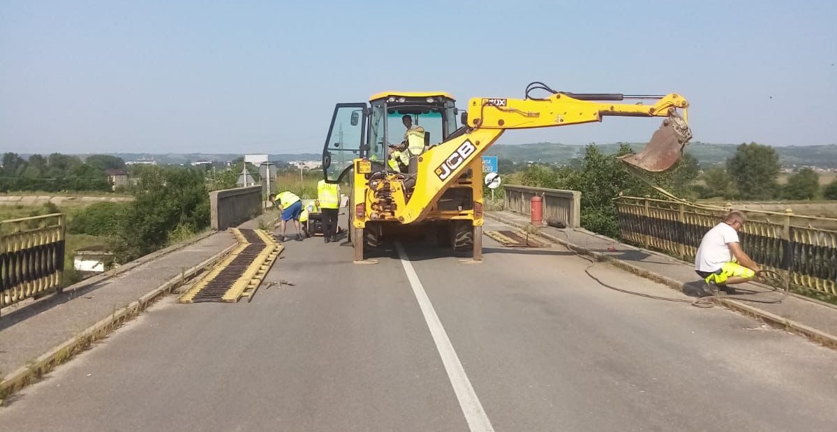 Au început reparațiile la podul rutier peste râul Olt