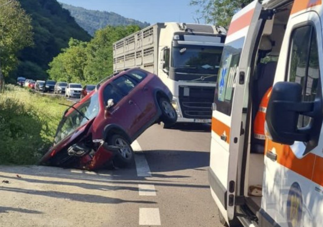 Pasageră rănită pe DN7 după ce șoferul a intrat cu mașina într-un cap ...