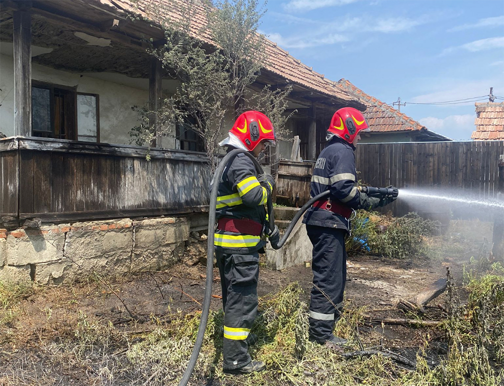 Trei case salvate de intervenția pompierilor - Jurnalul Olteniei ...