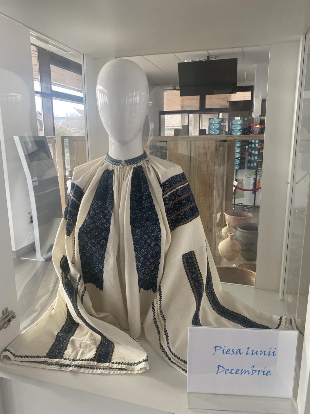 Cămașă cu altiță – piesa lunii la Muzeul Regiunii Porților de Fier ...