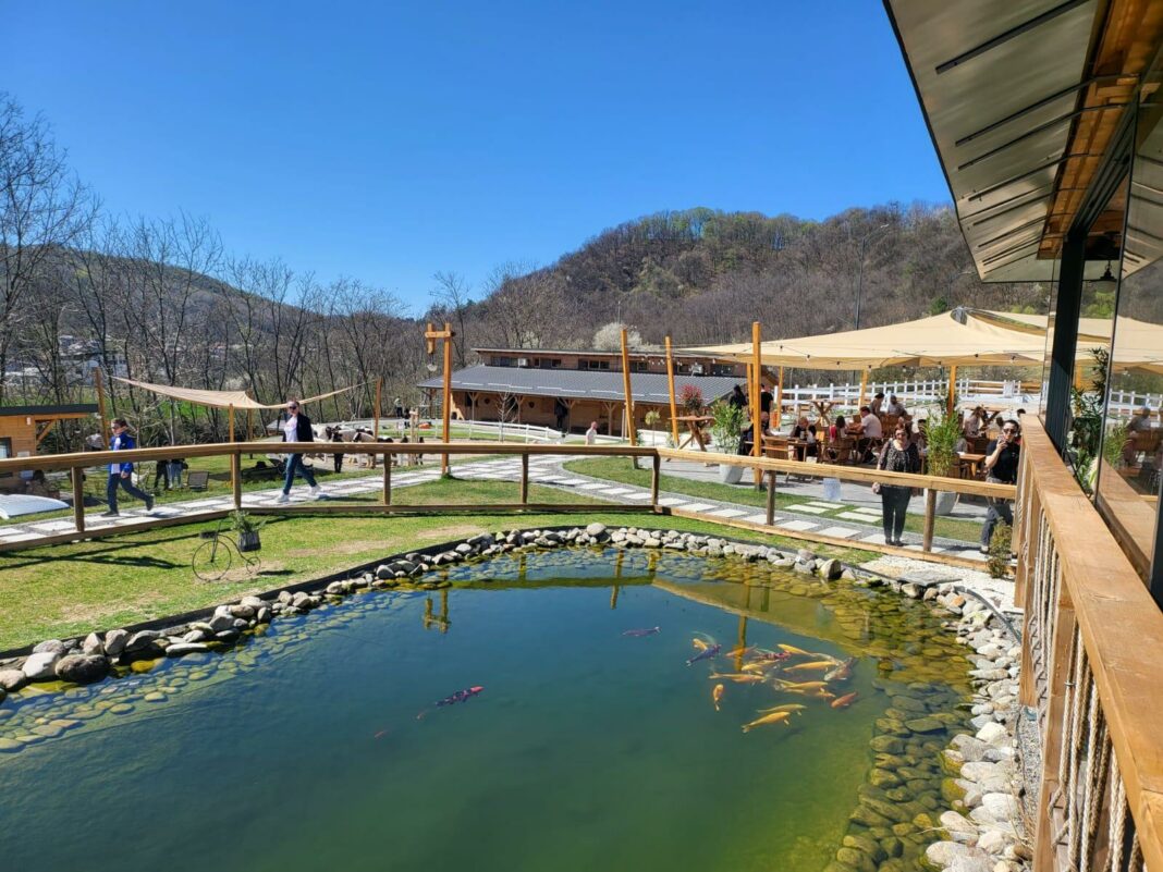 Viață animată în stațiunea turistică Ocnele Mari - Stiri regionale ...