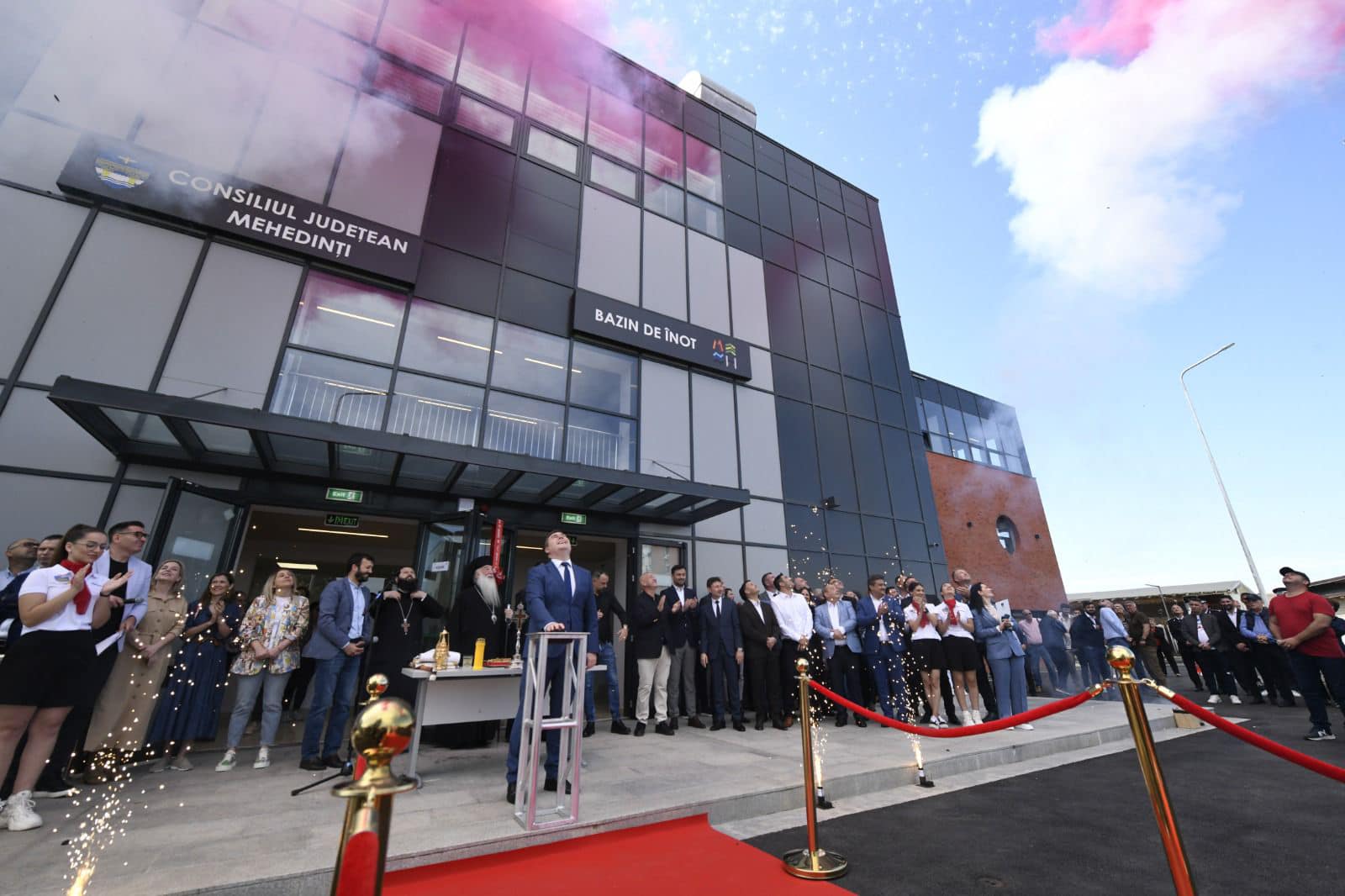 Bazinul de înot „Drobeta”, inaugurat cu focuri de artificii - Jurnalul ...