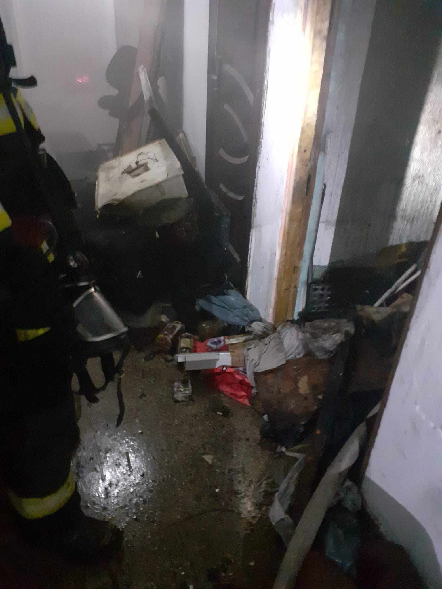 Incendiu la o garsonieră în Rm. Vâlcea! Au ars 300 kg de gunoi menajer